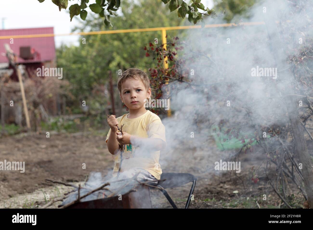Boy making a picnic hi-res stock photography and images - Alamy