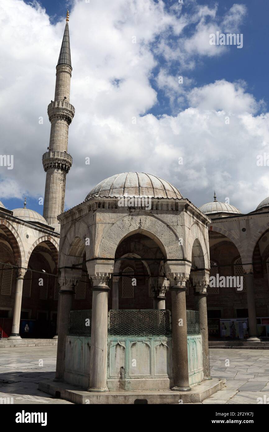 Courtyard of Blue Mosque in Istanbul, Turkey Stock Photo - Alamy