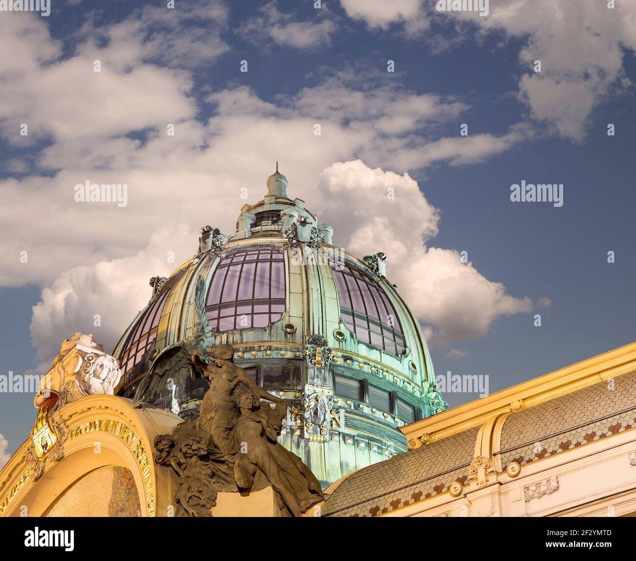 Praga obecni dum hi-res stock photography and images - Alamy