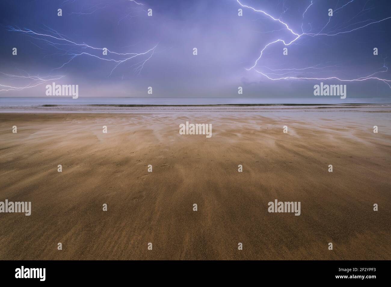 Empty beach summer hi-res stock photography and images - Alamy