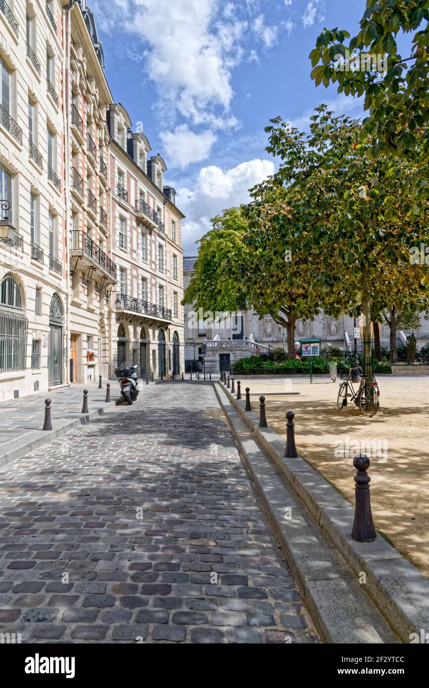La Place Dauphine à Paris Stock Photo - Alamy