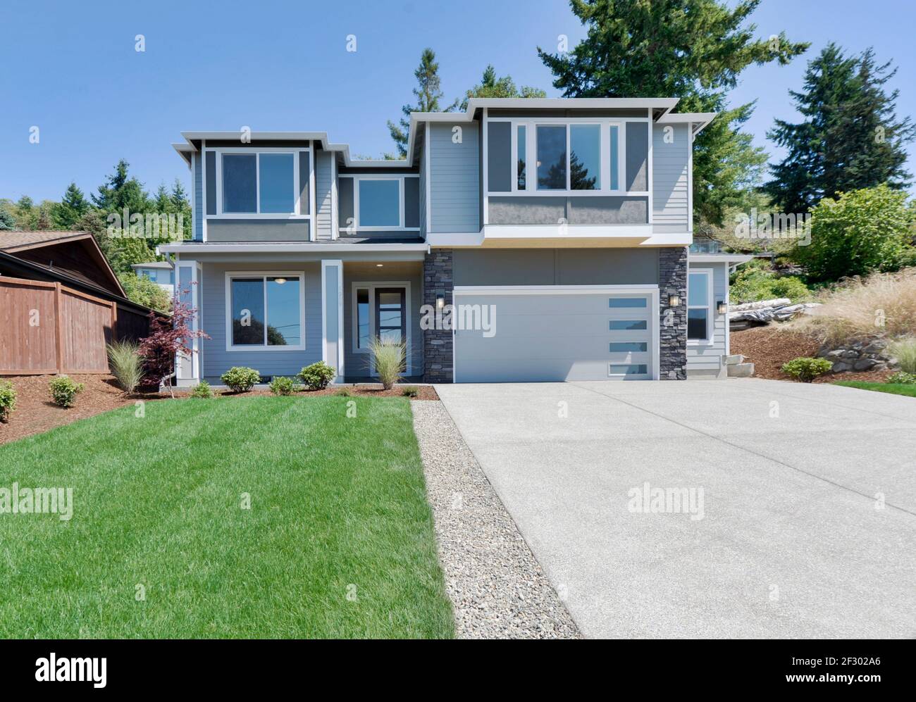 Modern residential front exterior Stock Photo - Alamy