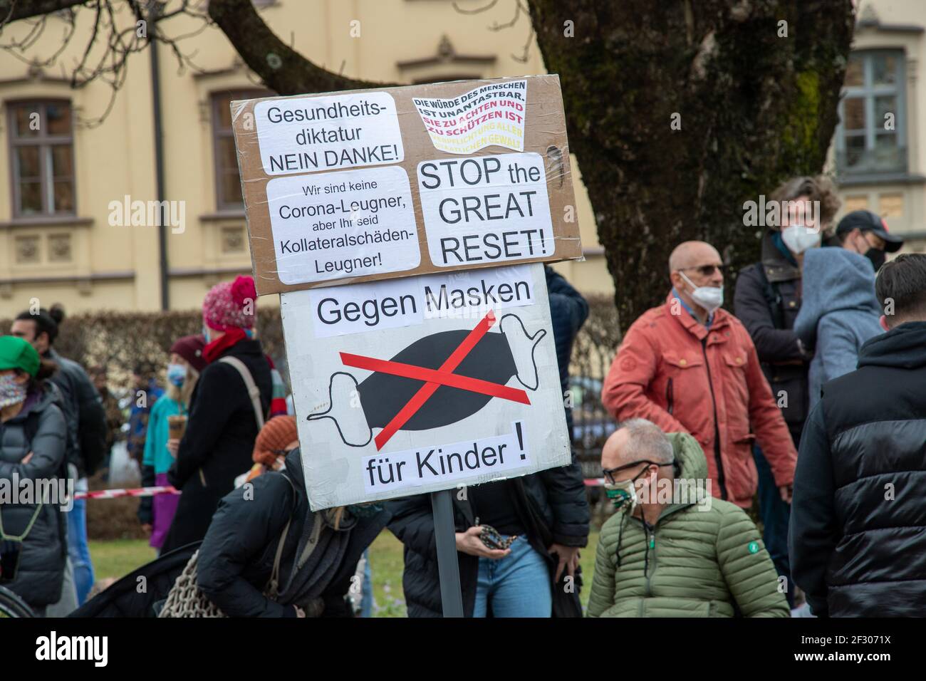 Schild gegen Masken. Am 13.3.2021 versammelten sich bundesweit in ...