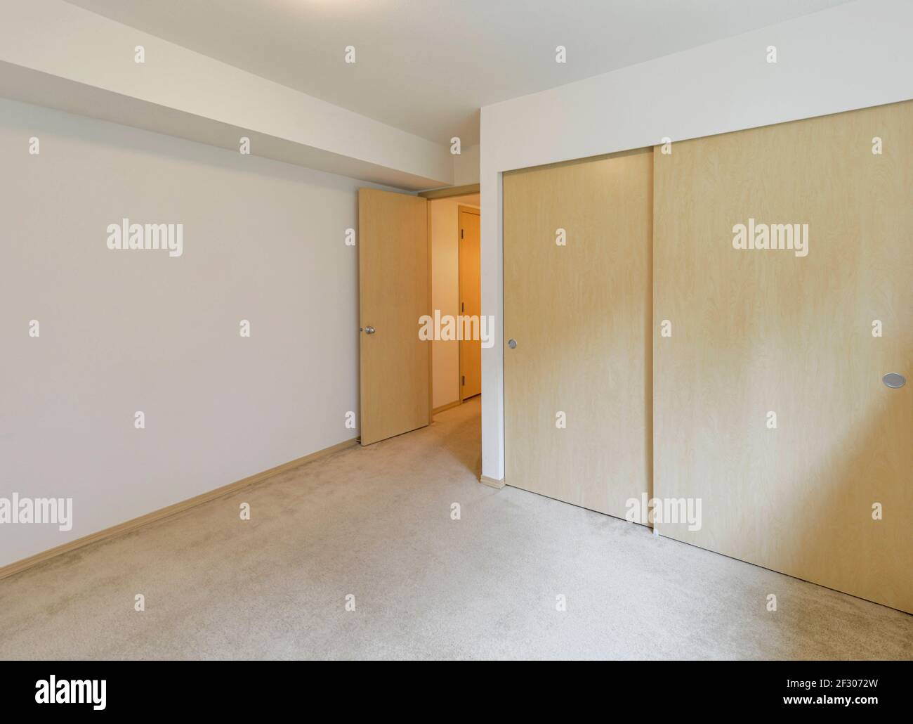 Empty residential bedroom interior Stock Photo - Alamy