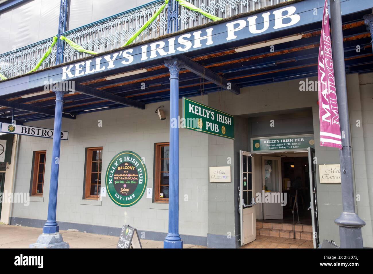 Mudgee town centre and Kellys Irish pub on the high street,Mudgee ...