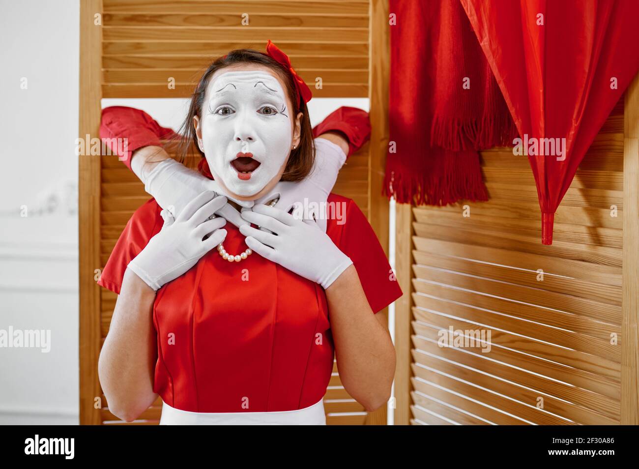Two mime artists, comedy strangulation scene Stock Photo - Alamy