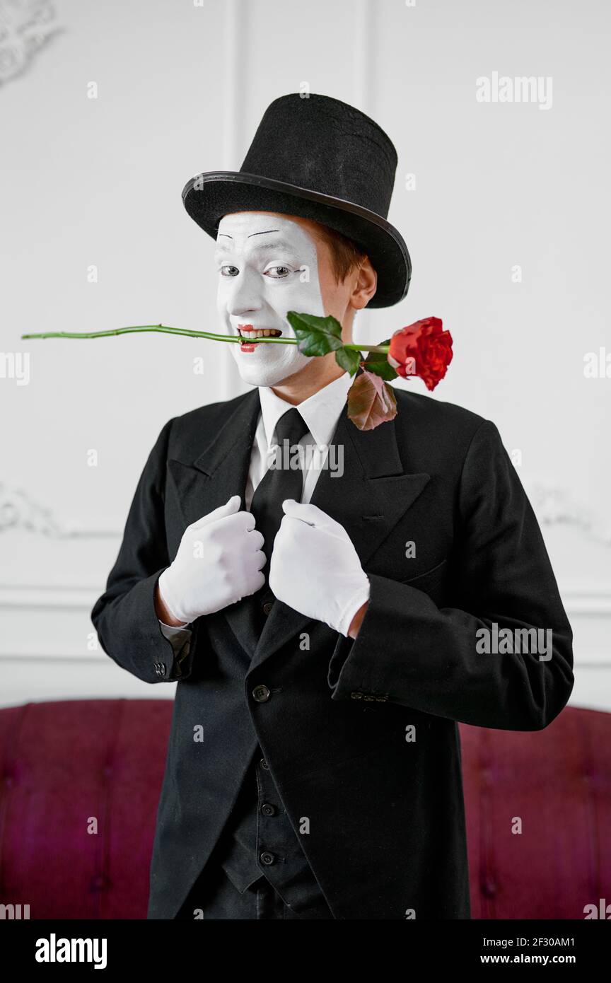 Male artist in face mask hi-res stock photography and images - Alamy