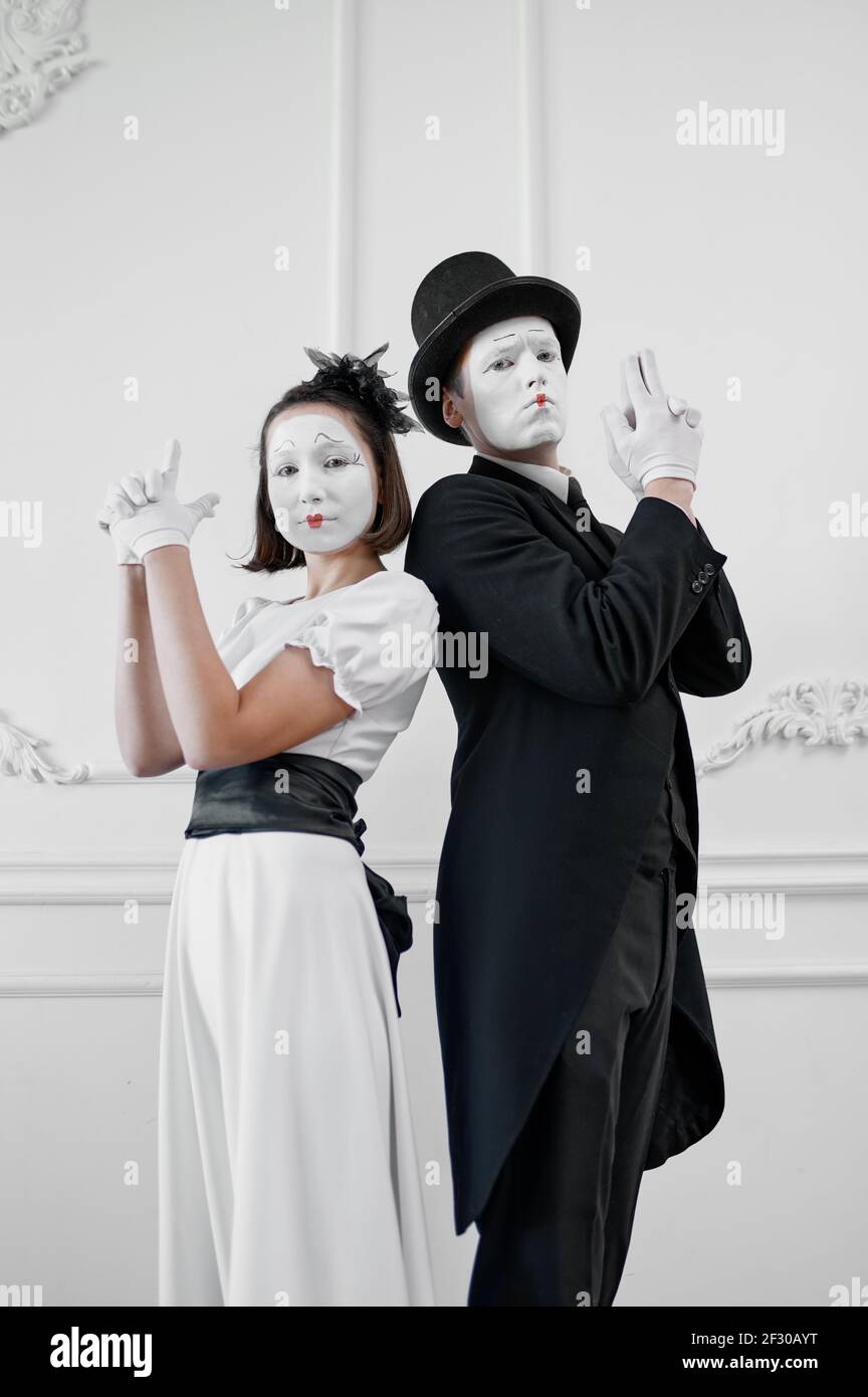 Two mime artists with guns, gangsters parody Stock Photo - Alamy
