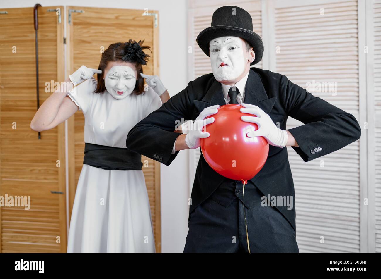 Two mime artists, scene with air balloon, comedy Stock Photo - Alamy