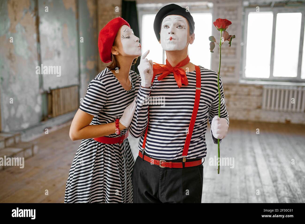 Mime artists with makeup, kissing scene, comedy Stock Photo - Alamy