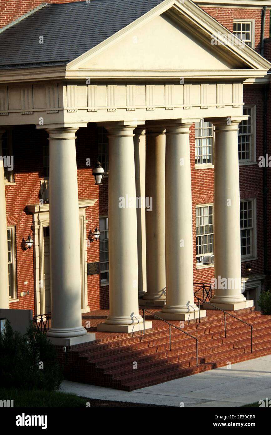 College columns education hi-res stock photography and images - Alamy