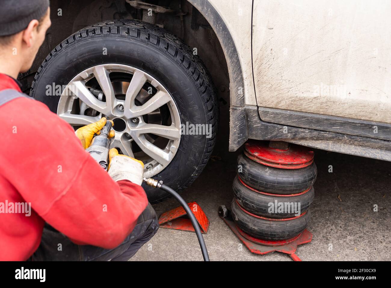 Changing wheel on a car Stock Photo - Alamy