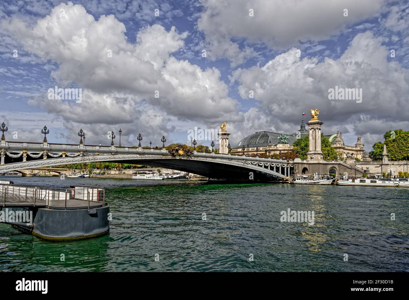 Le pont Alexandre III à Paris Stock Photo - Alamy