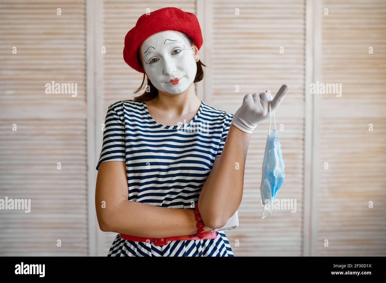Mime artist white face paint hi-res stock photography and images - Alamy