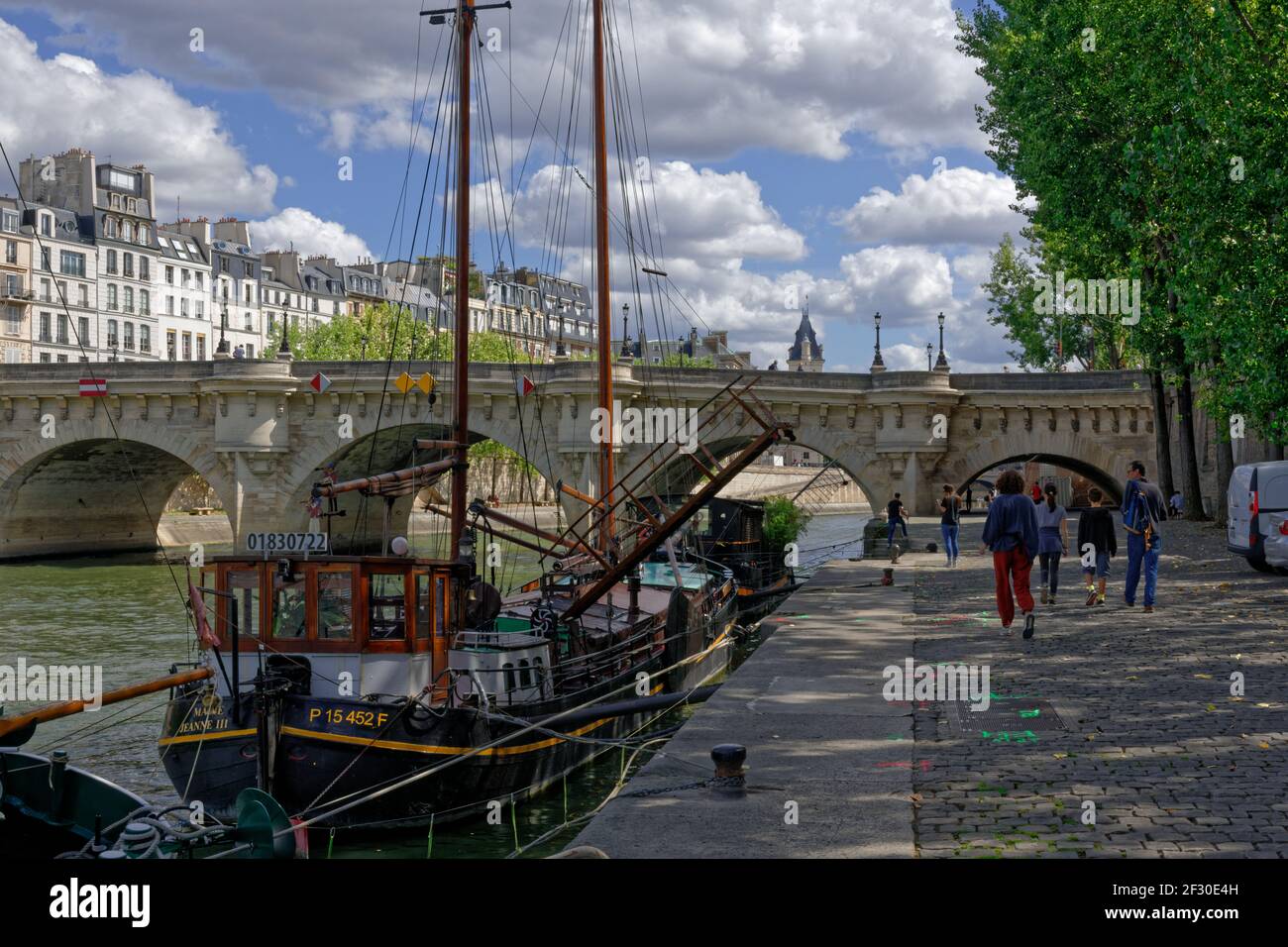 People walking pont neuf bridge hi-res stock photography and images - Alamy