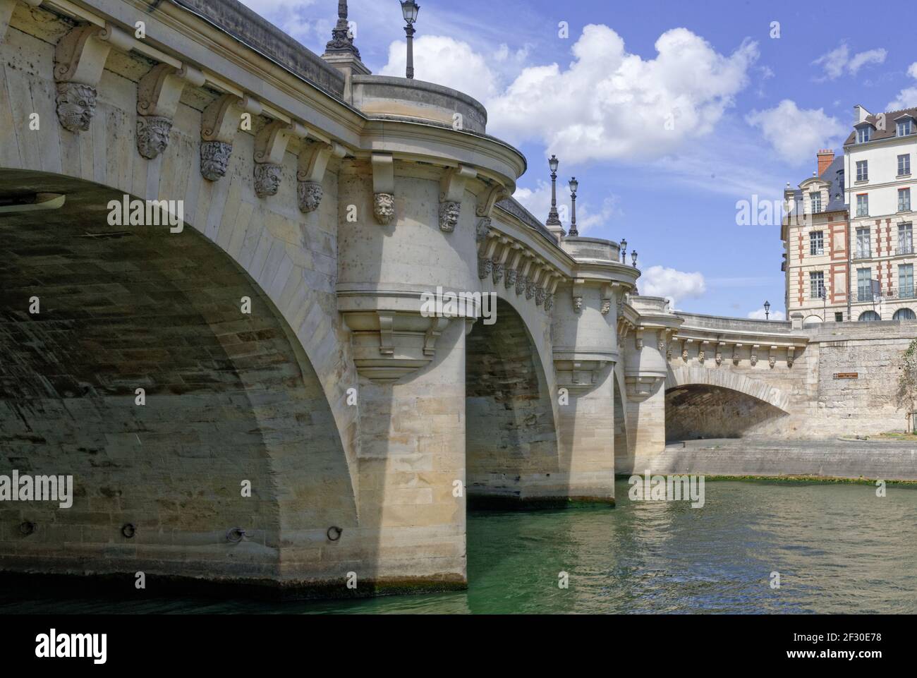 Le Pont Neuf à Paris Stock Photo - Alamy