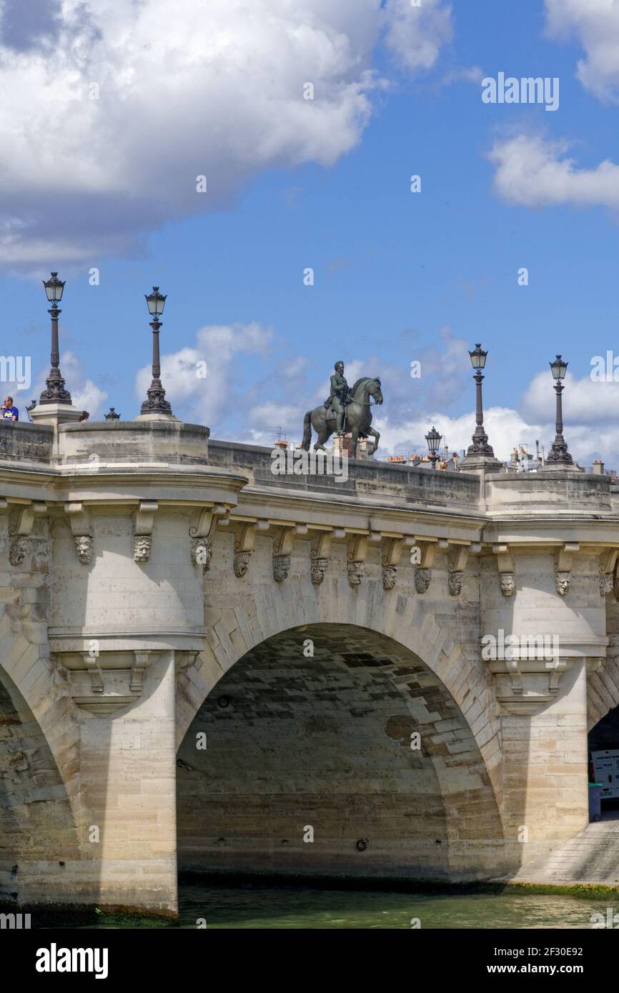 People walking pont neuf bridge hi-res stock photography and images - Alamy