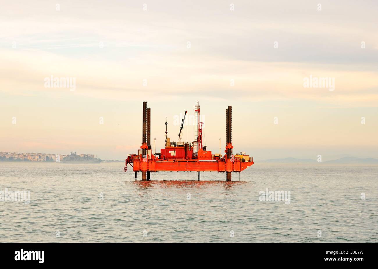 North sea oil platform storm hi-res stock photography and images - Alamy