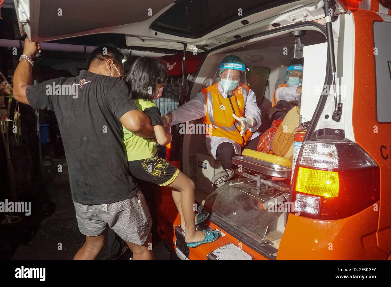 Child ambulance mother hi-res stock photography and images - Alamy
