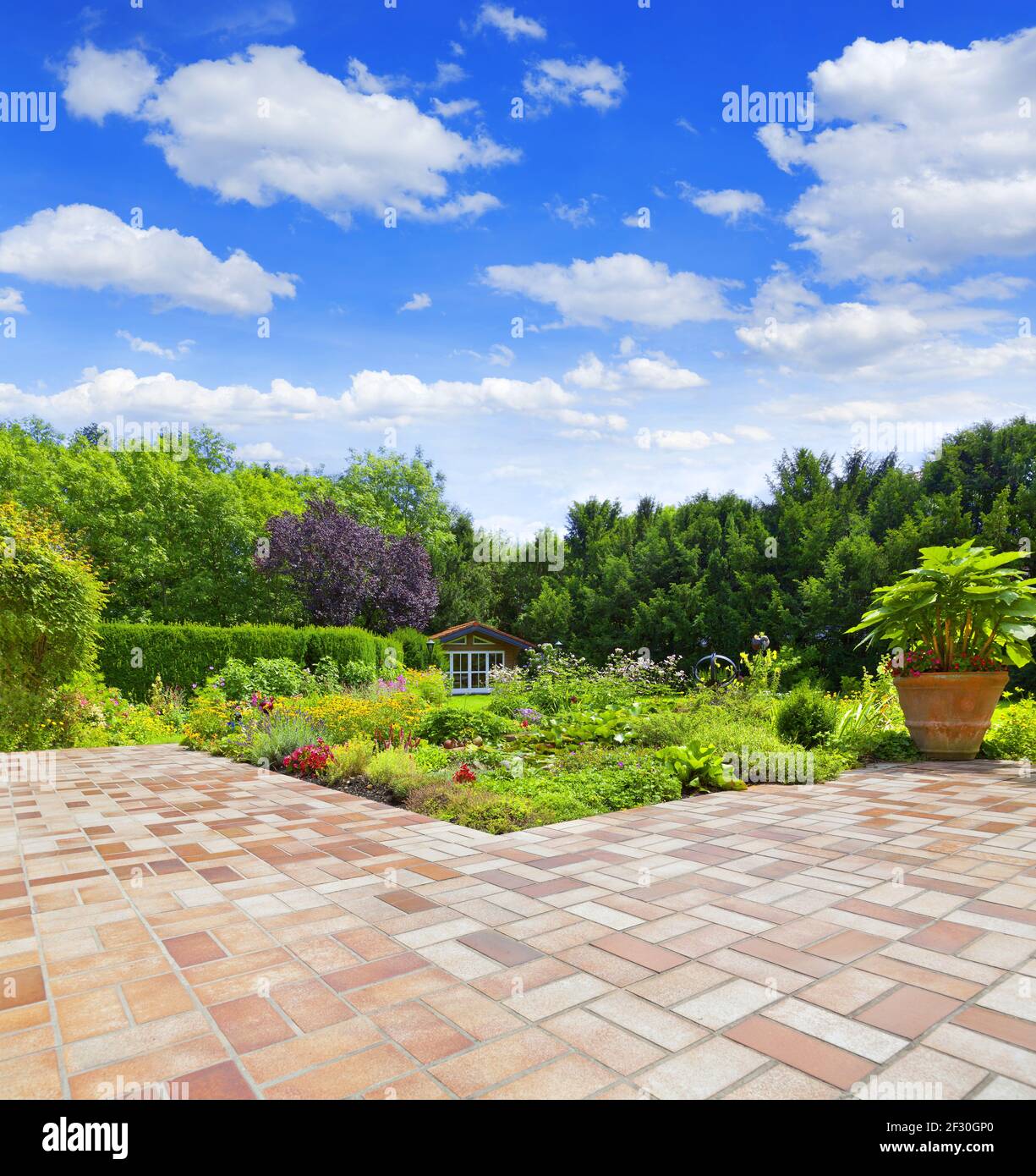 Well kept garden hi-res stock photography and images - Alamy