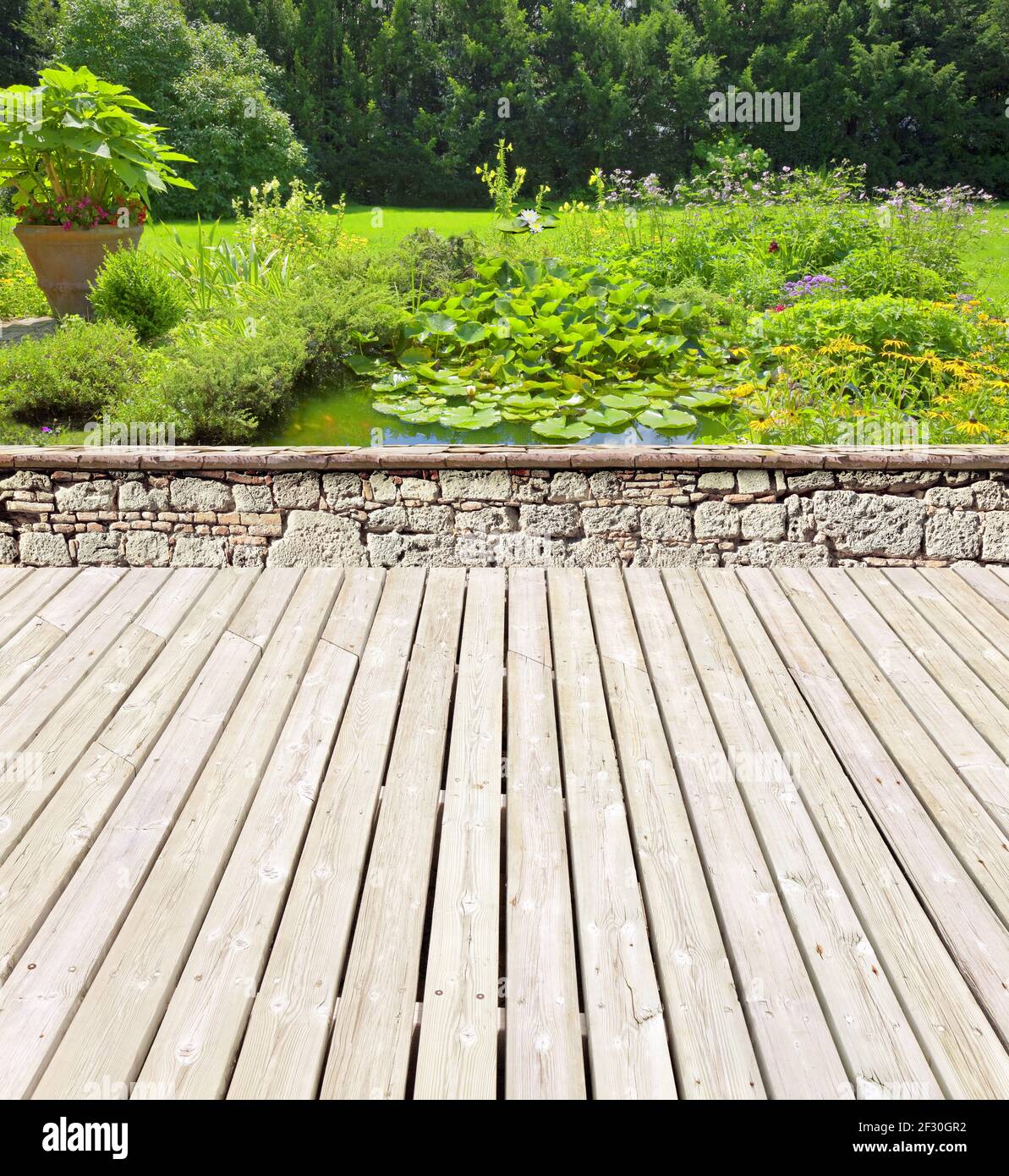 Well kept garden hedge hi-res stock photography and images - Alamy