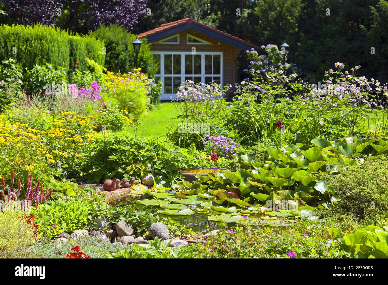 Well kept garden hi-res stock photography and images - Alamy