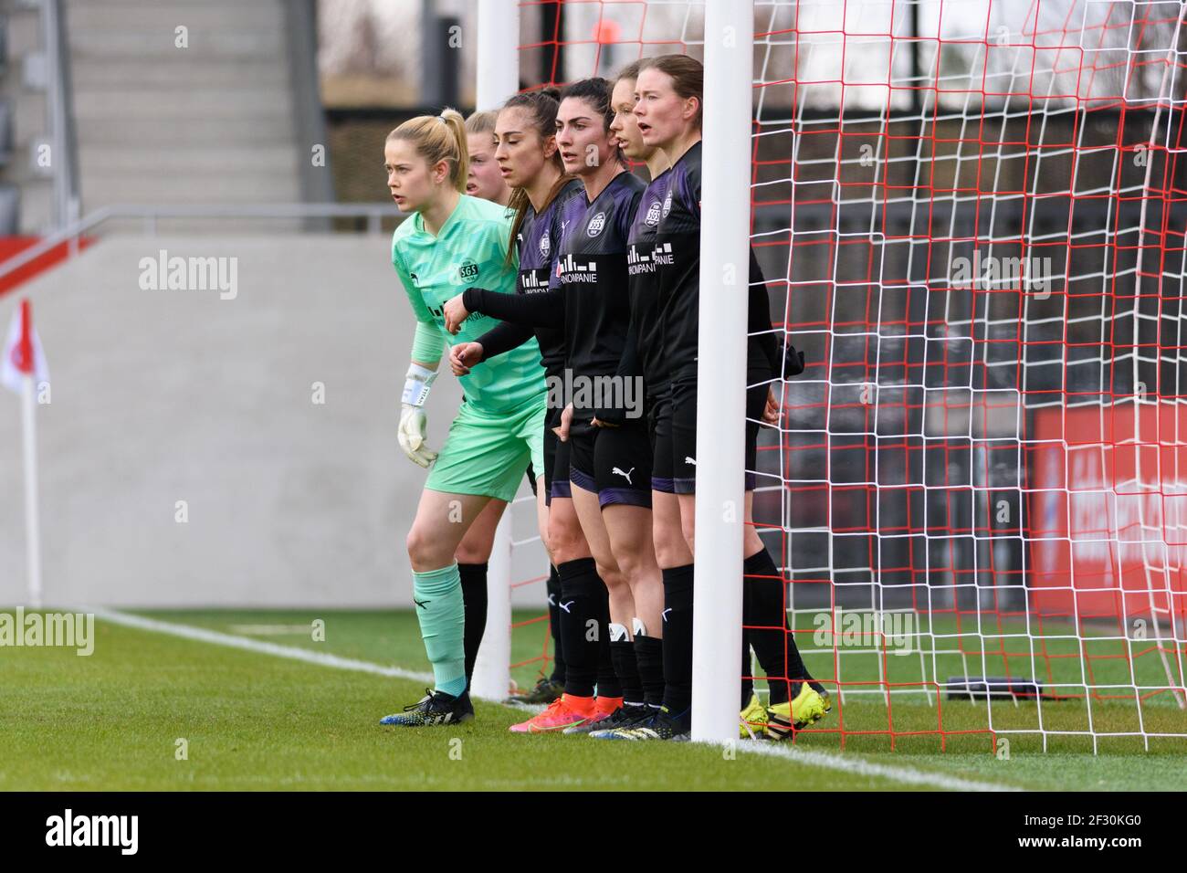 Munich, Germany. 14th Mar, 2021. SGS Essen players in the goal awaiting ...