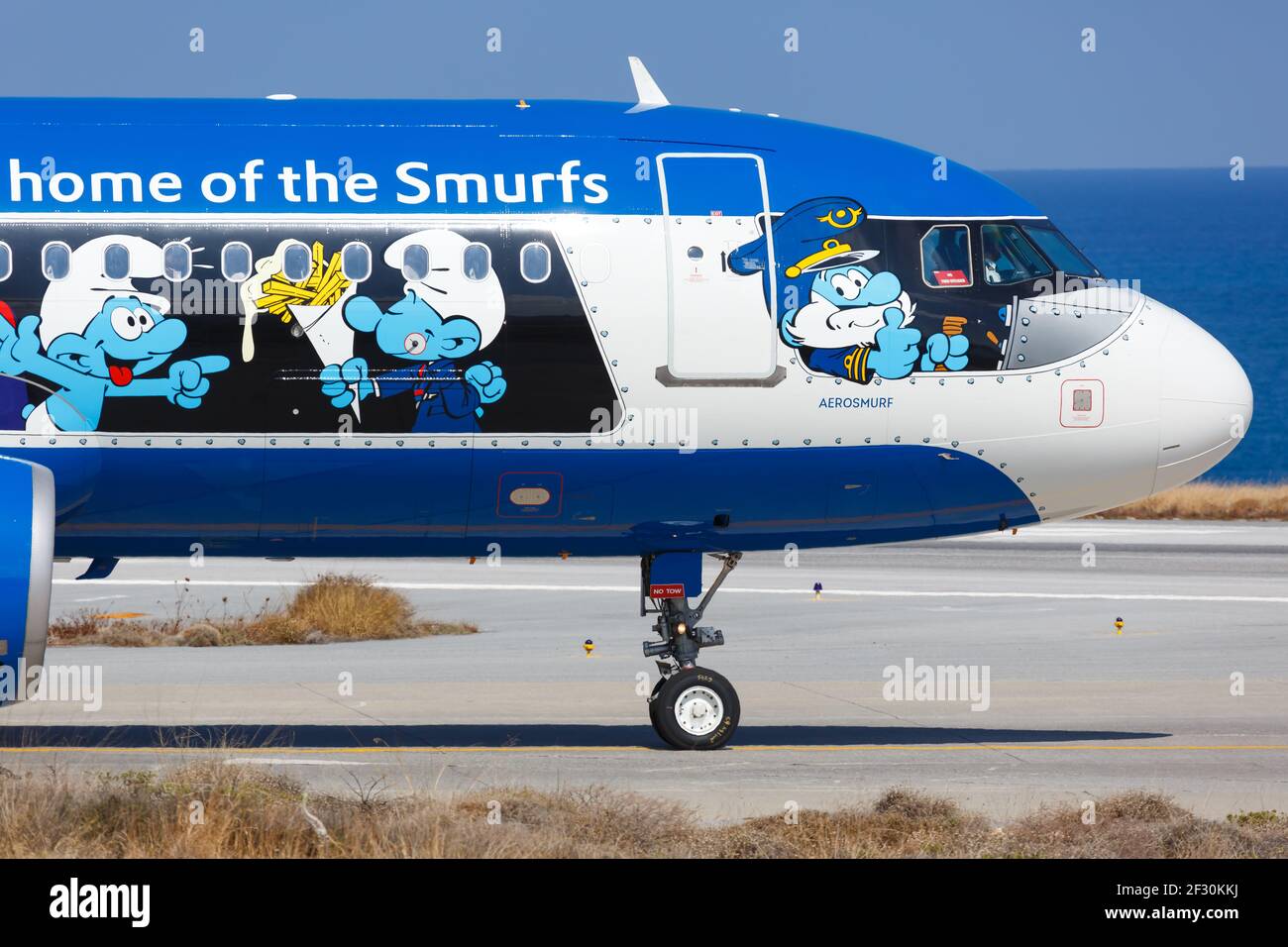 Papa smurf hi-res stock photography and images - Alamy