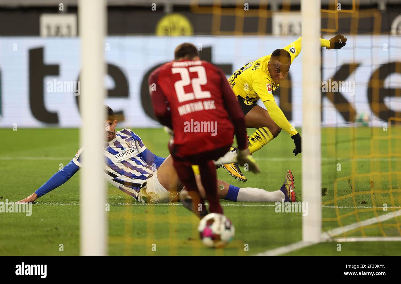 Empty goal stadium soccer yellow hi-res stock photography and images ...