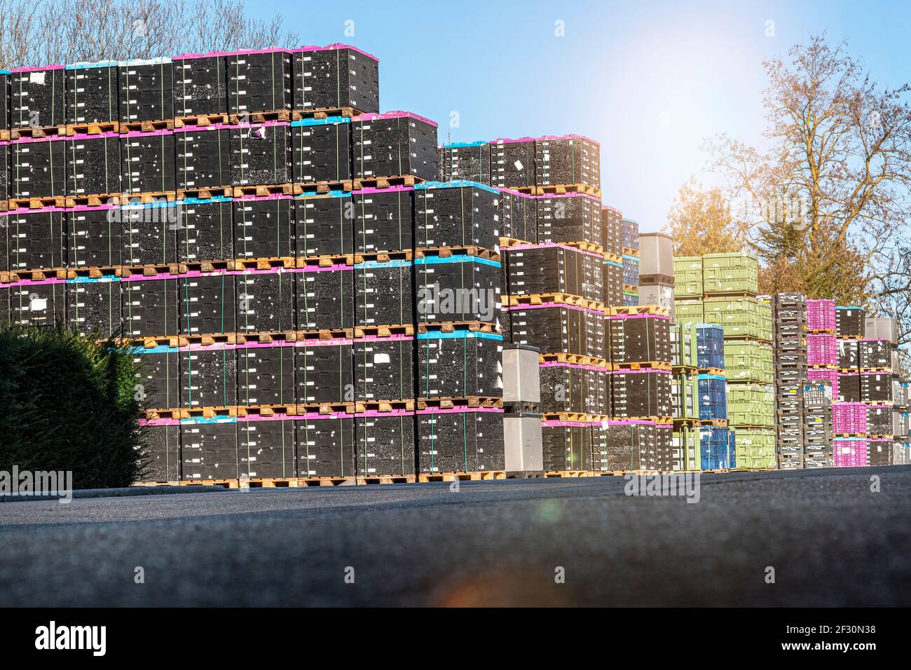Stacking boxes hi-res stock photography and images - Alamy