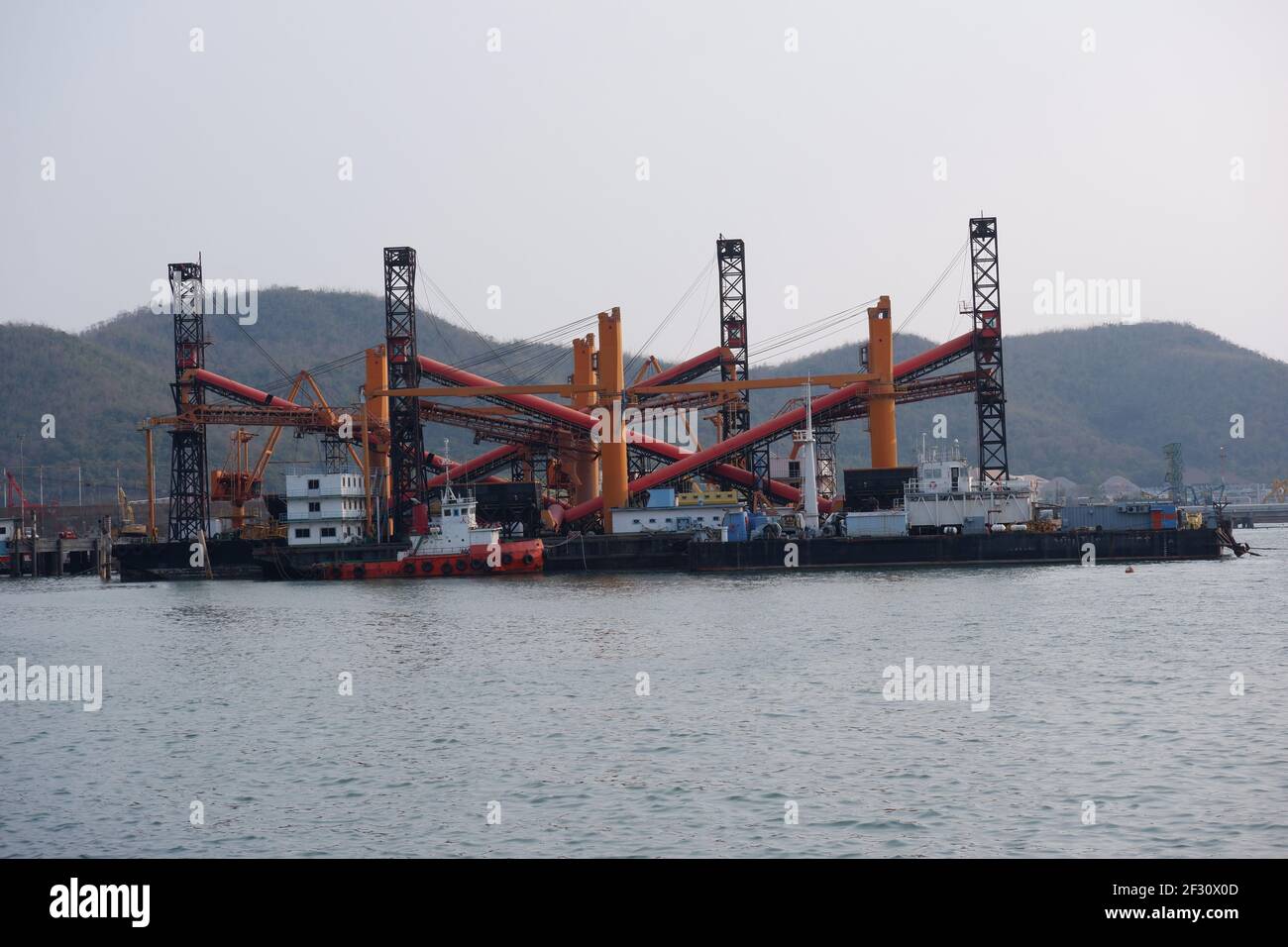 Ship loading conveyor belt hi-res stock photography and images - Alamy