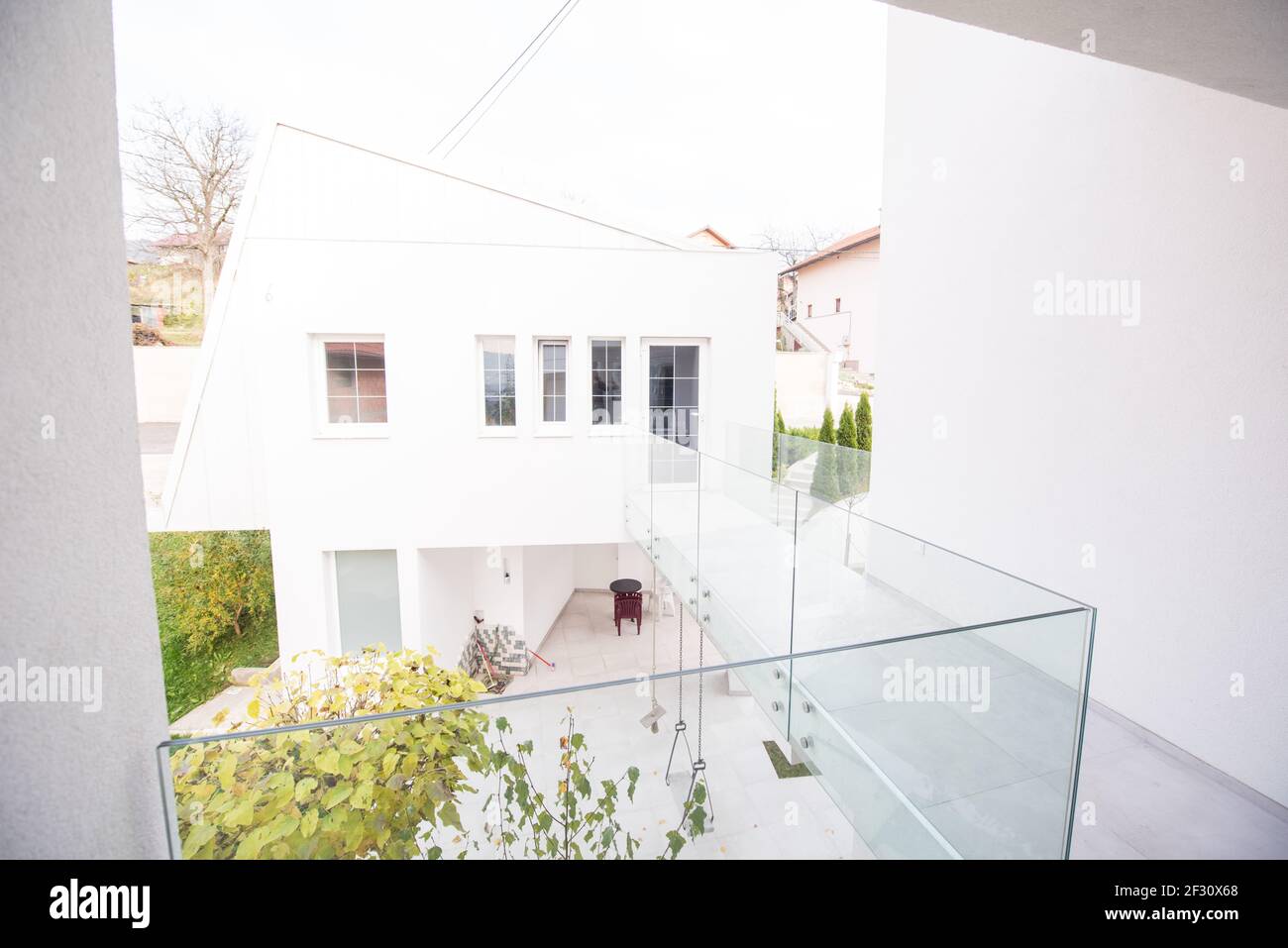Contemporary beautiful modern white house exterior Stock Photo - Alamy