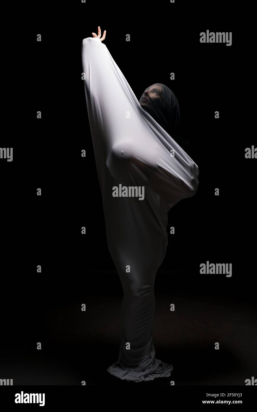 Face covered with cloth hi-res stock photography and images - Alamy