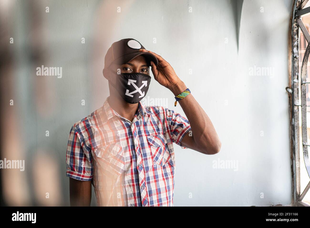 Black man facemask hi-res stock photography and images - Alamy