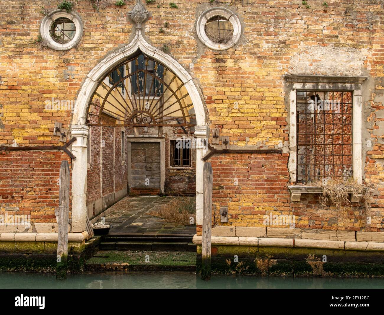 Passageway leading to Venetian canal steps 6765 Stock Photo - Alamy