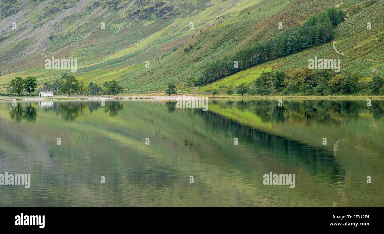Mirror-like reflection on Buttermere lake 2252 Stock Photo - Alamy