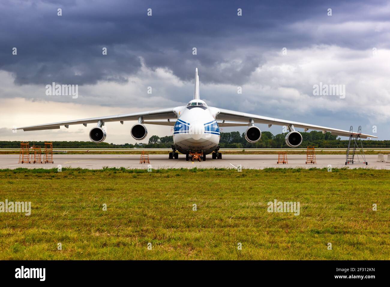 Antonov an 124 hi-res stock photography and images - Alamy
