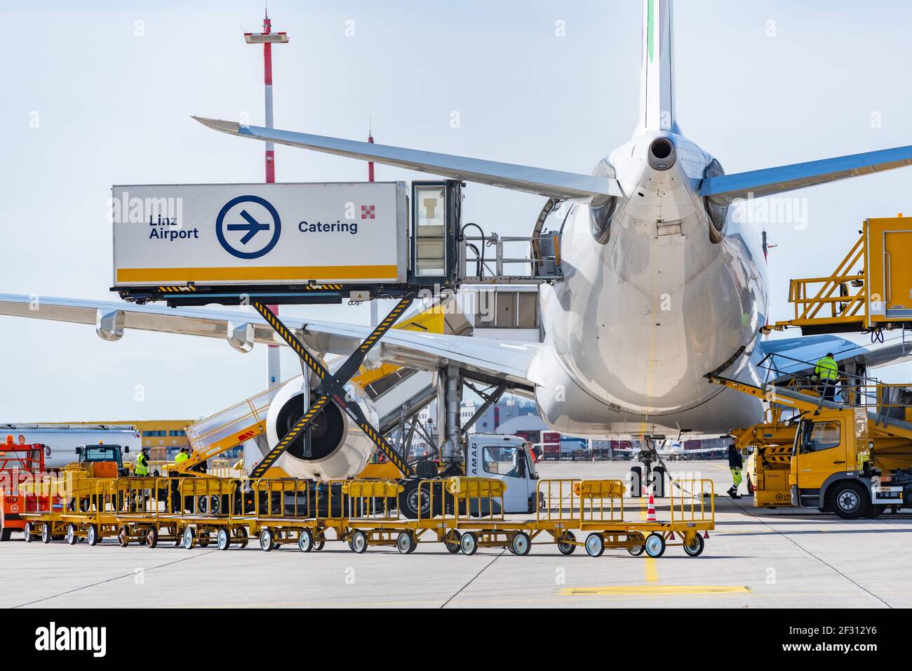 Airbus 330 343 hi-res stock photography and images - Alamy