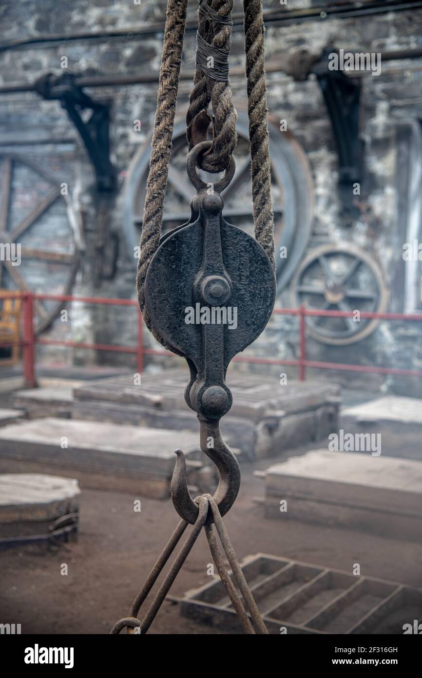Vintage workshop crane hoist Stock Photo - Alamy
