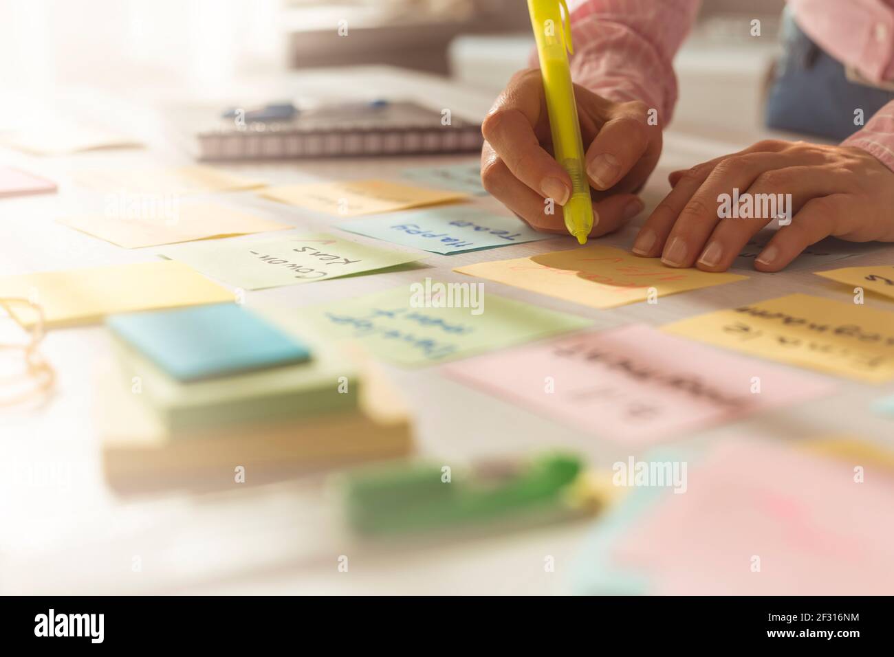Woman schedule post it notes hi-res stock photography and images - Alamy