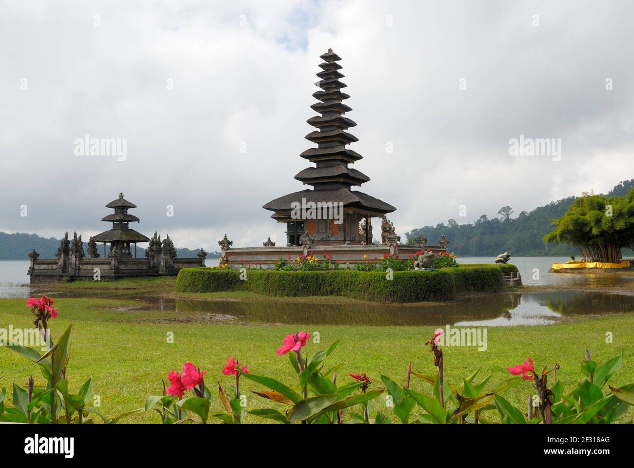 Ulu water temple hi-res stock photography and images - Alamy