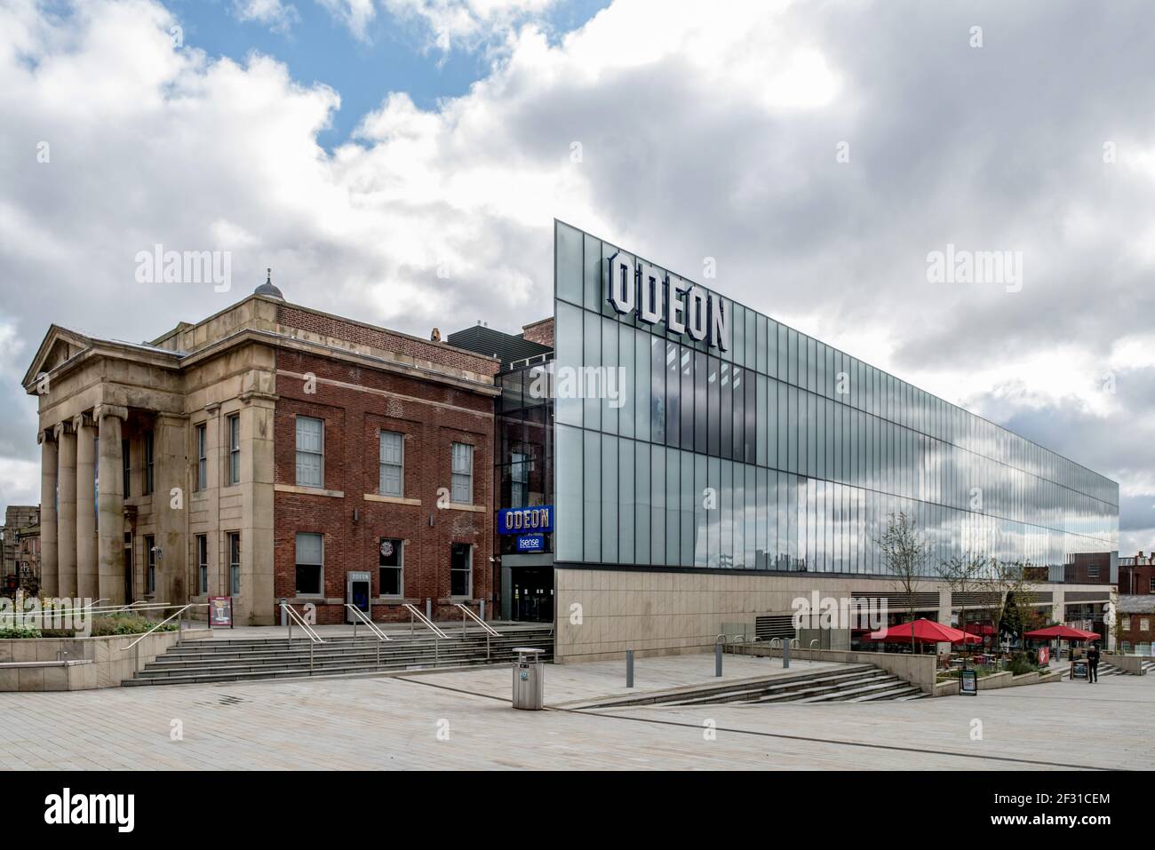 Oldham Town Centre. PIC shows Old Town Hall and ODEON entrance Stock ...