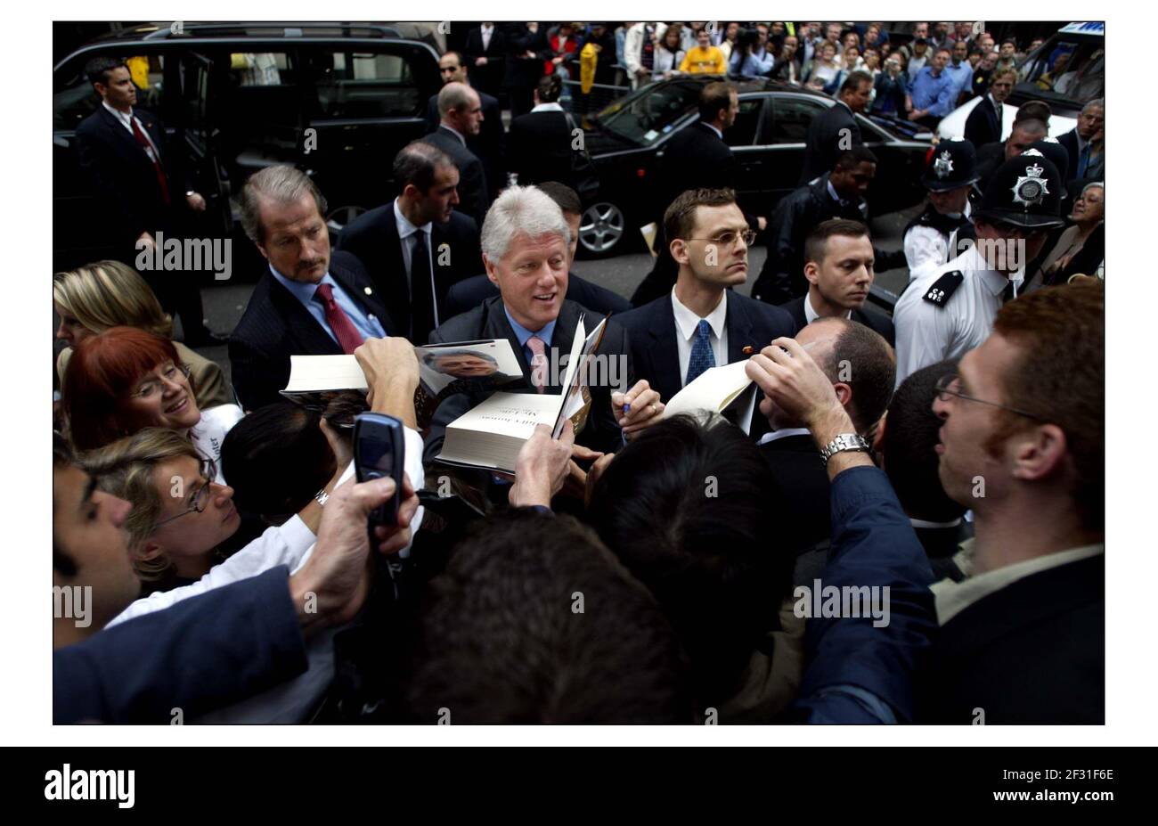 Bill Clinton Book signing at Waterstones in Londonpic David Sandison 12 ...