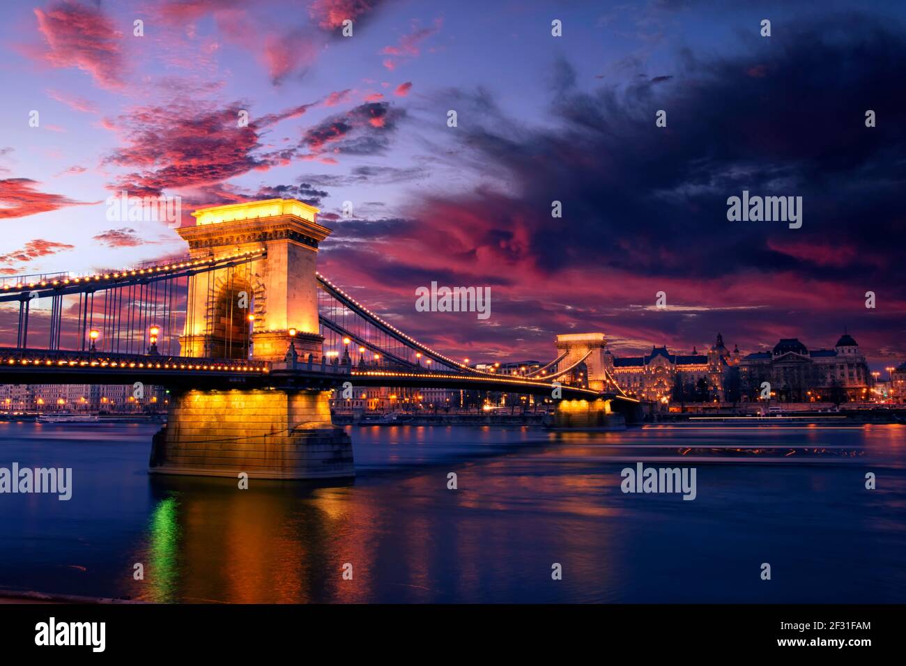 The Chain Bridge in Budapest in the evening. Sightseeing in Hungary ...