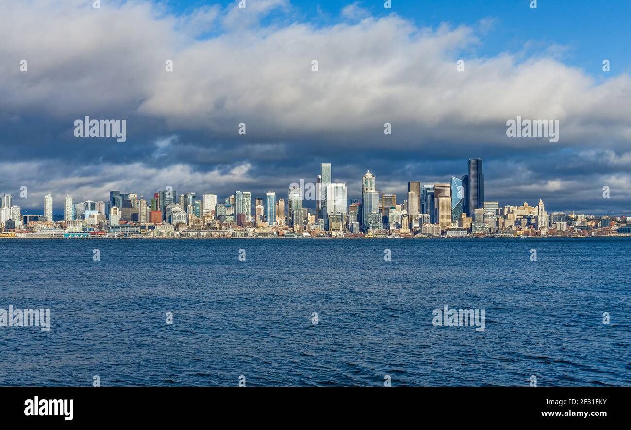 Billowing clouds hover over the Seattle skyline Stock Photo - Alamy