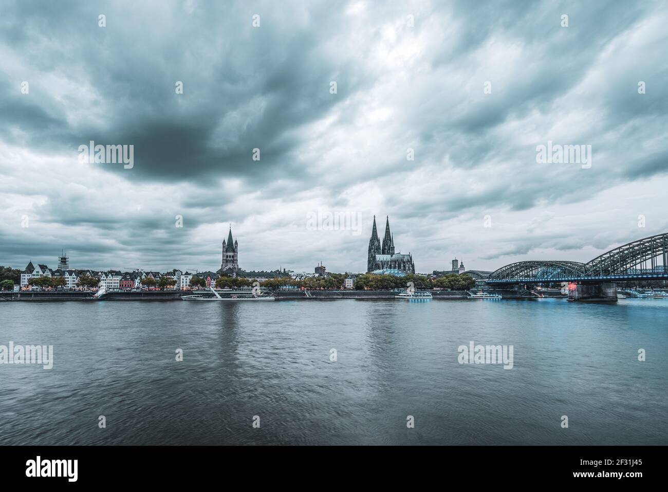 Panoramic view of Cologne old town with Cologne Cathedral, Germany ...