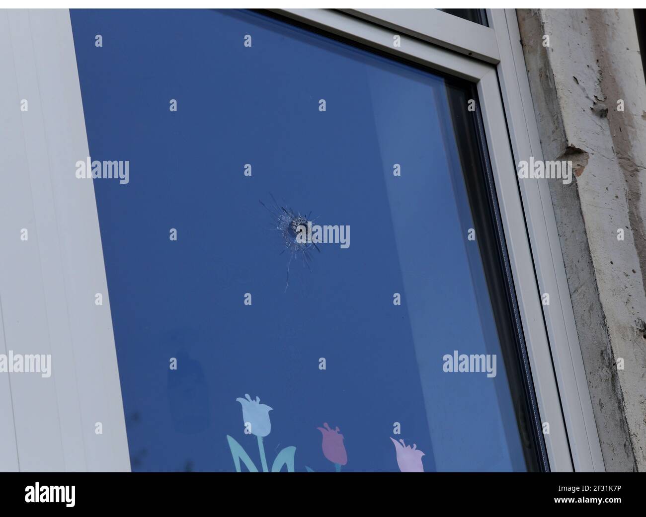 Shooting window shattered bullet hi-res stock photography and images ...