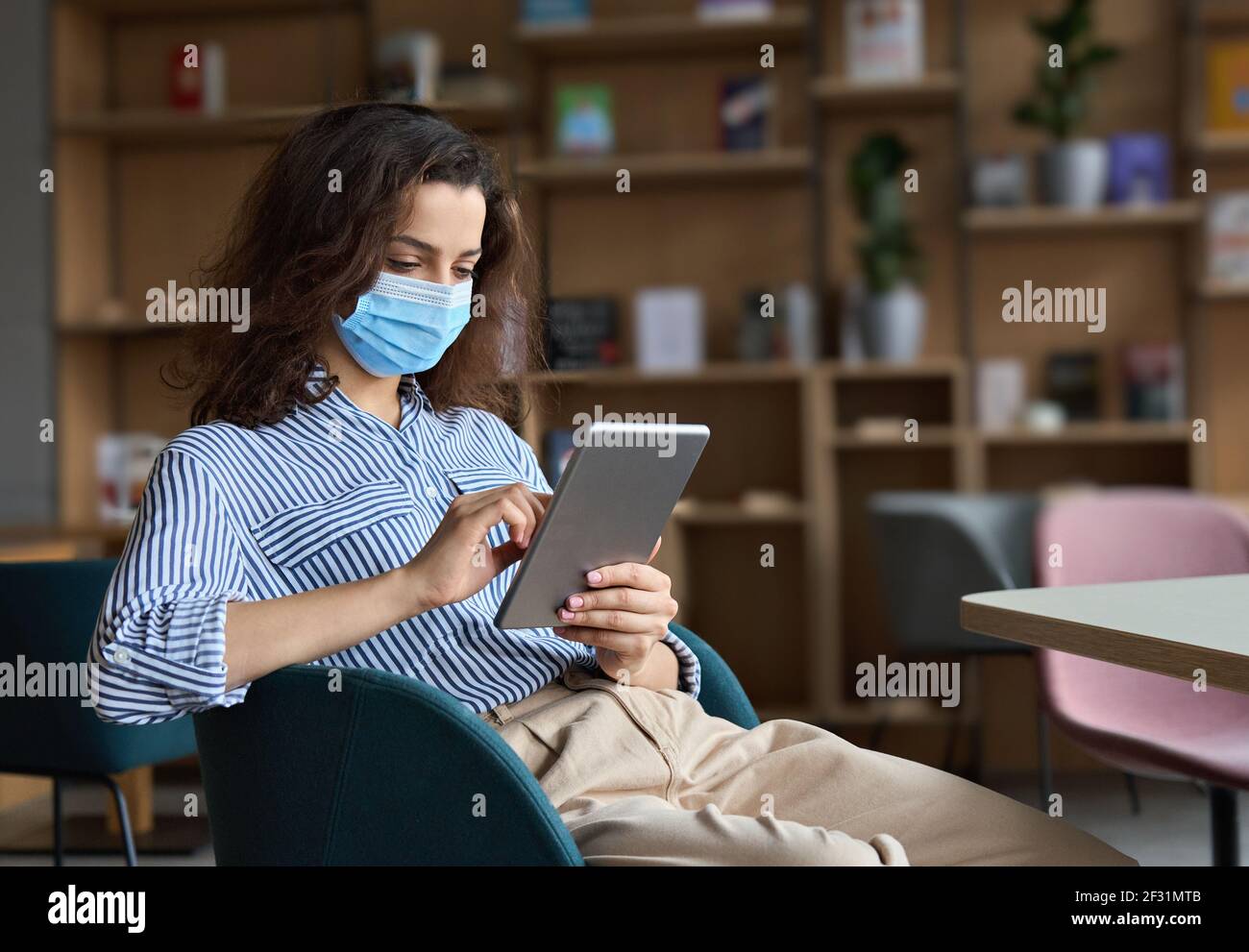College student tablet hi-res stock photography and images - Alamy