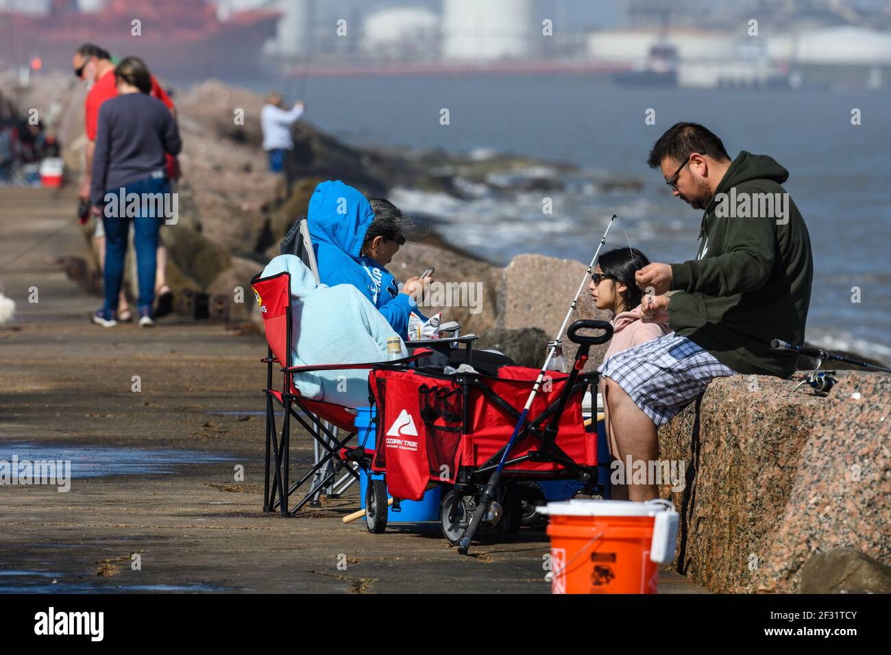 Family fishing hi-res stock photography and images - Alamy