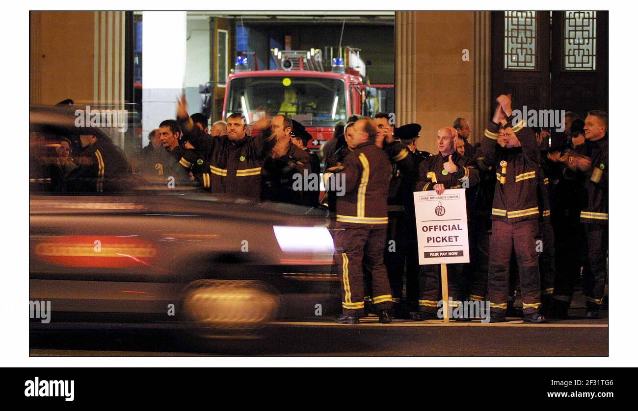 Oficial picket line at Lambeth Fire station .pic David Sandison 13/11 ...